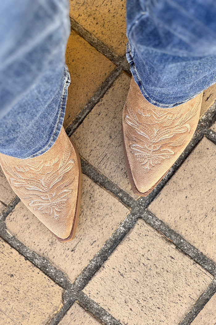 Bottines beige style santiags basse à talon broderie fleurs - Horizons ...