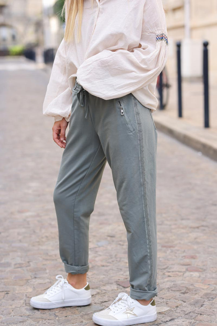 Jogging kaki en coton ceinture élastique et poches zips liseré broderie ...