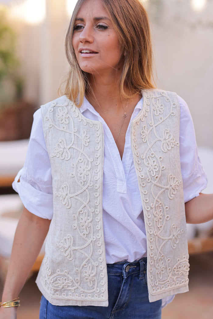 Petit gilet beige sans manches mi lin mi coton broderie corde fleurs ...