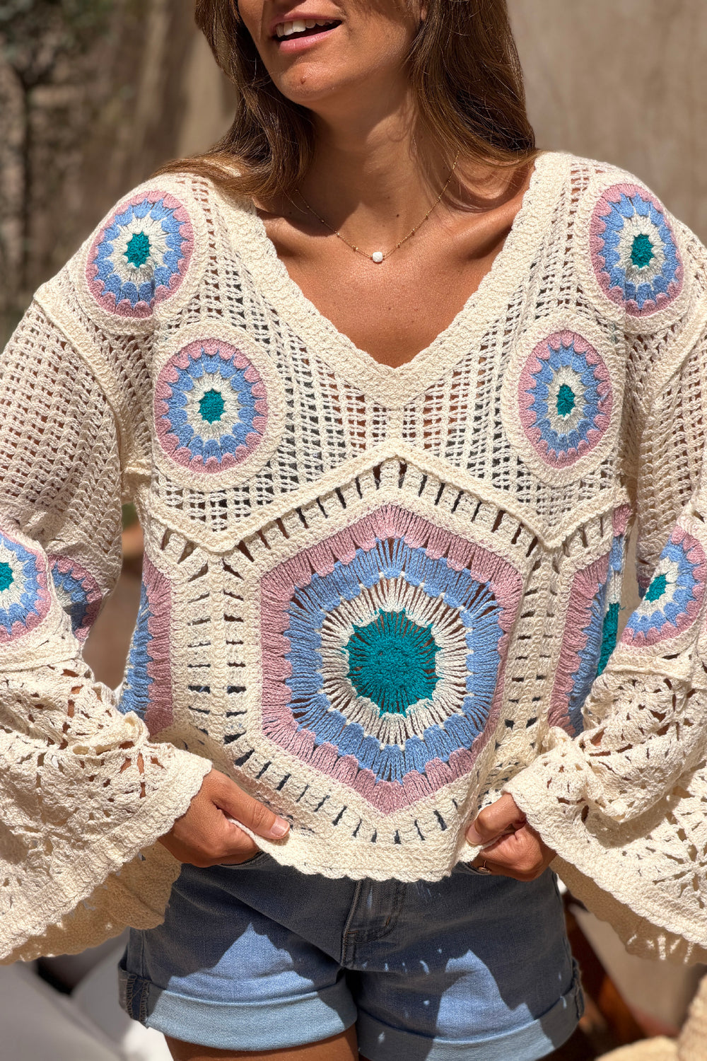 Pull en crochet broderie rosace bleu rose et vert - Horizons Lointains