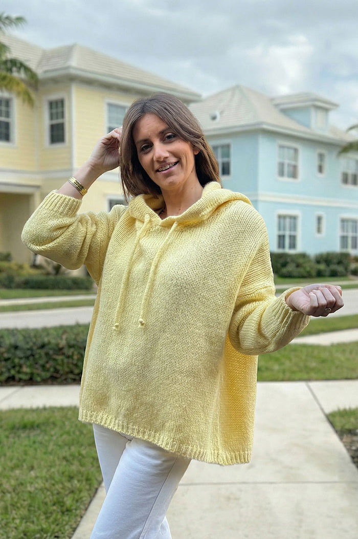 Pull jaune pastel en maille mohair a capuche avec cordons - Horizons ...