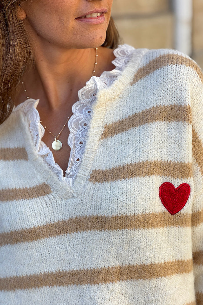 Pull moelleux tout doux a rayures beige broderie coeur col froufrou ...