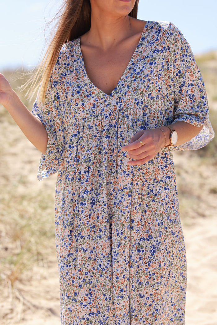 Robe longue fluide col V manches courtes imprimé liberty bleu roi ...
