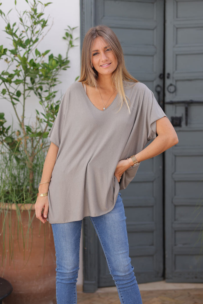 Top gris taupe fluide confort et stretch col v - Horizons Lointains