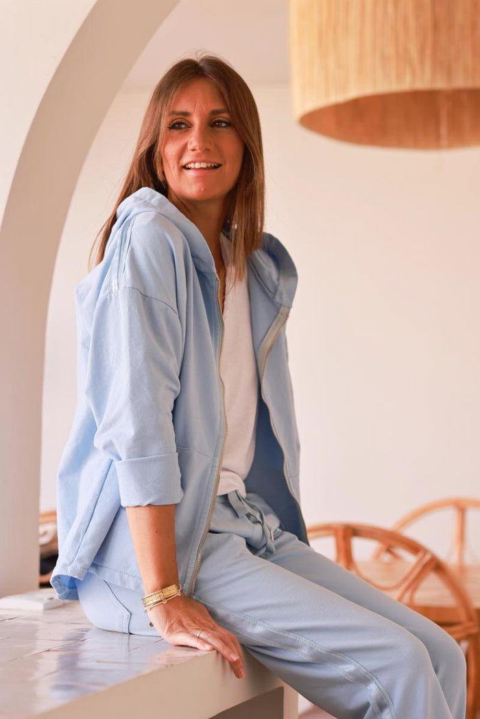 Veste bleu ciel confort à capuche zippée liseré ruban satiné et poches ...